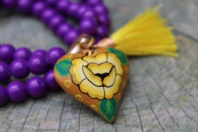 Pulsera artesanal con corazón de copal pintado a mano, morado (origen ...