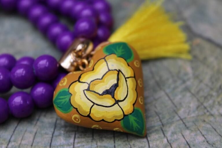 Pulsera artesanal con corazón de copal pintado a mano, morado (origen ...